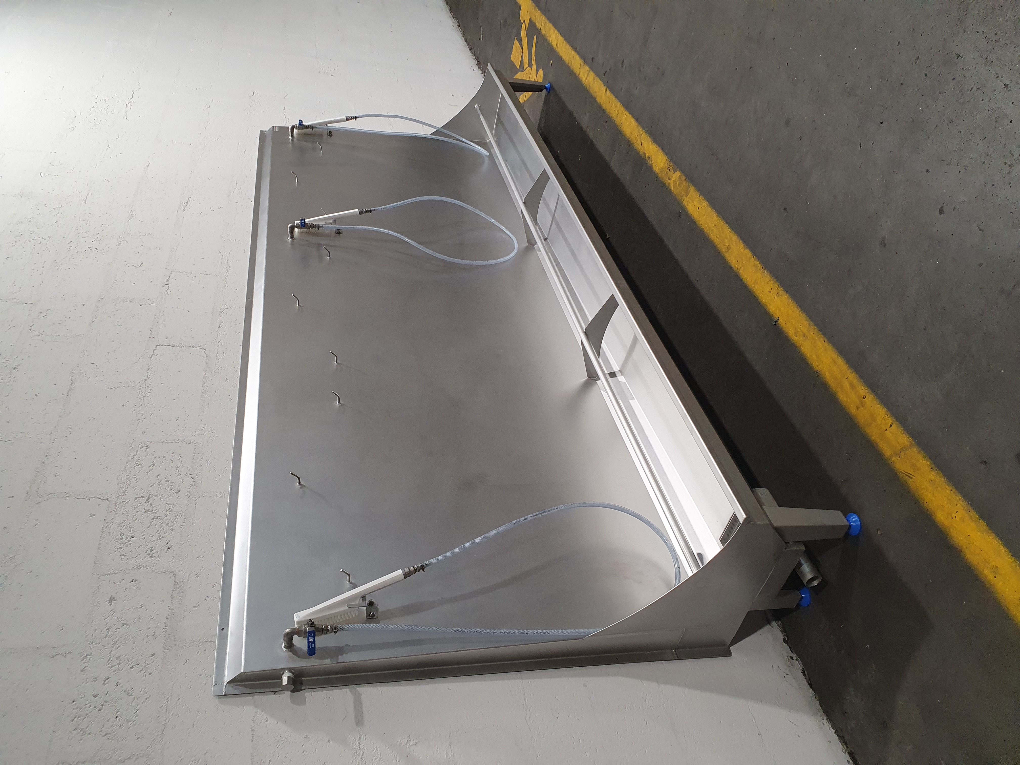 BOBET Matériel - Wall-mounted sink with apron / boot wash - Nous…