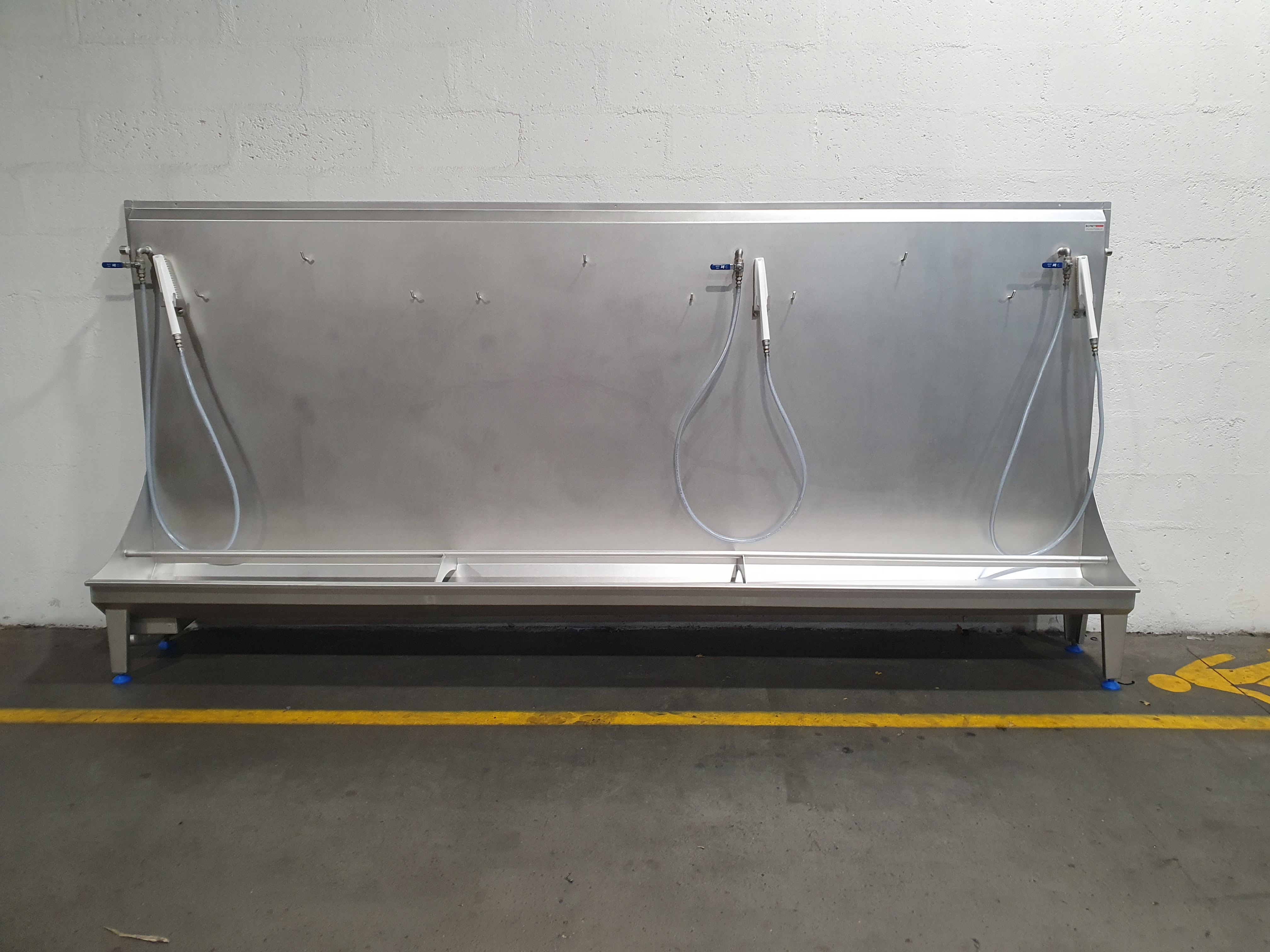 BOBET Matériel - Wall-mounted sink with apron / boot wash - Nous…