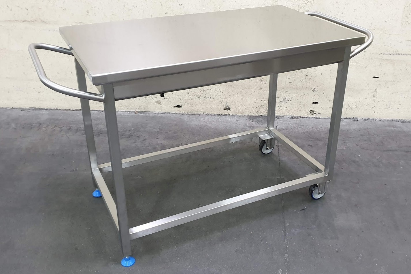 BOBET Matériel - Table inox 1200x700 avec poignées - Nous…