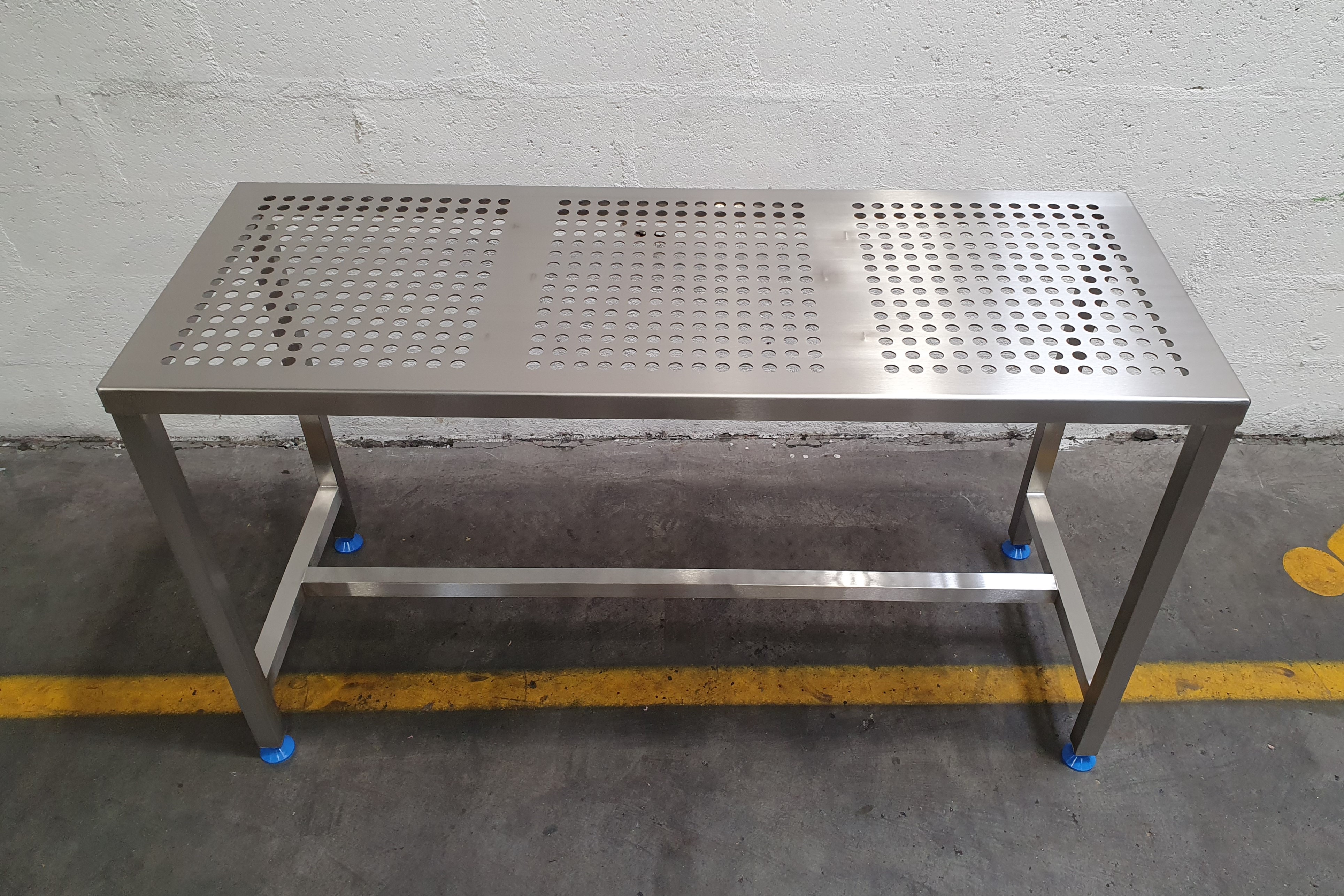 BOBET Matériel - Table inox ajourée 1500x570 - Nous équipons les…