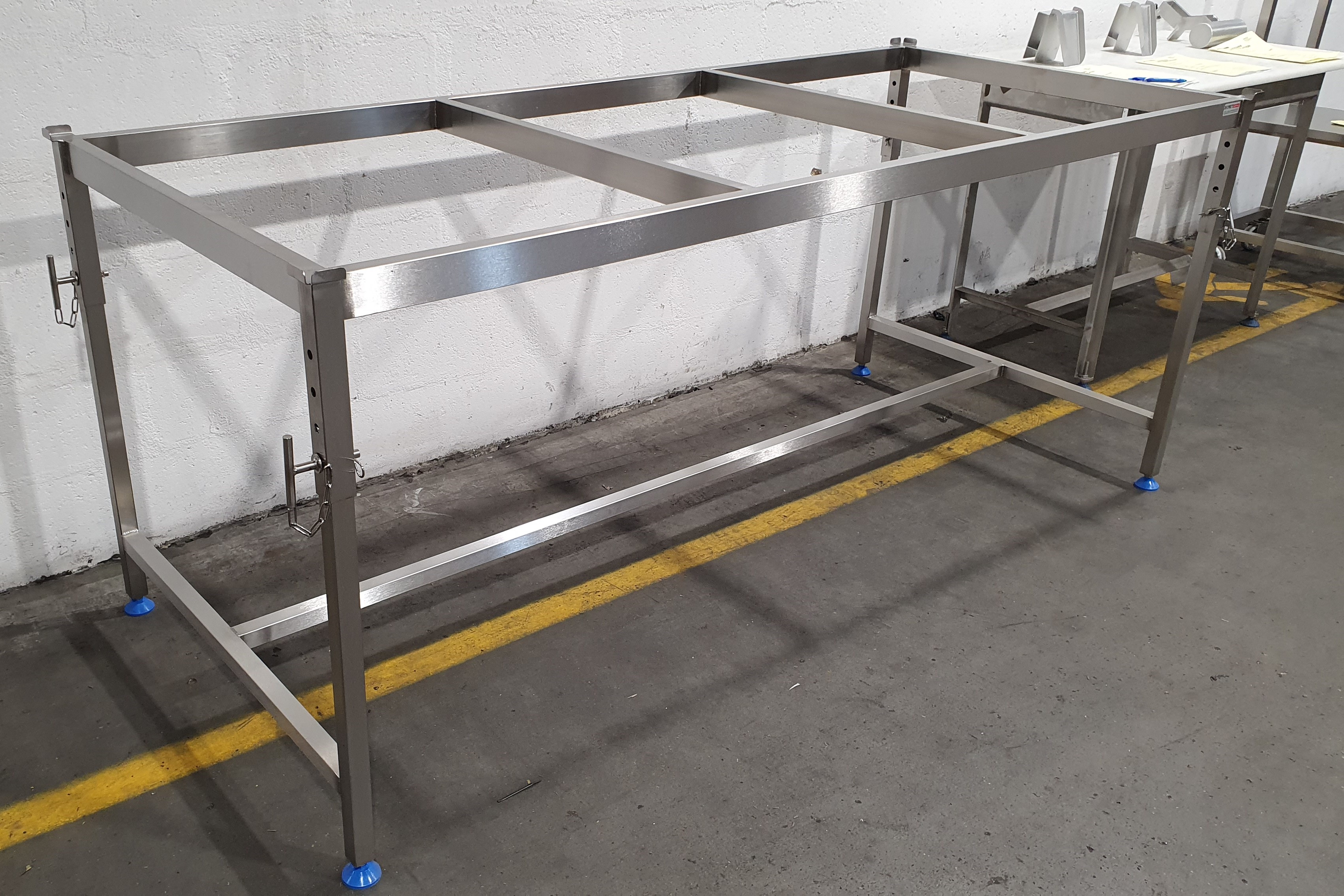 BOBET Matériel - Table réglable 2300x1000 - Nous équipons les…